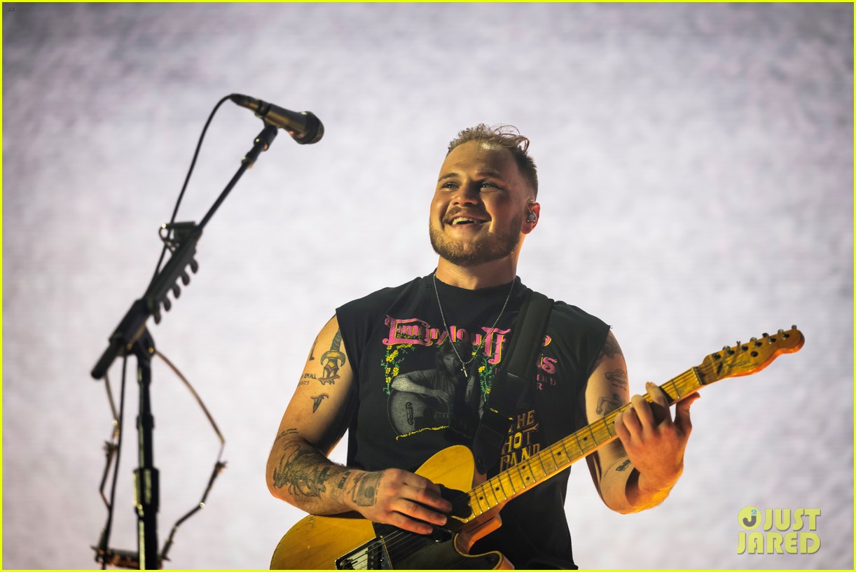 'Plastic Cigarette' Lyrics: Zach Bryan Sings About Self-Destructive ...