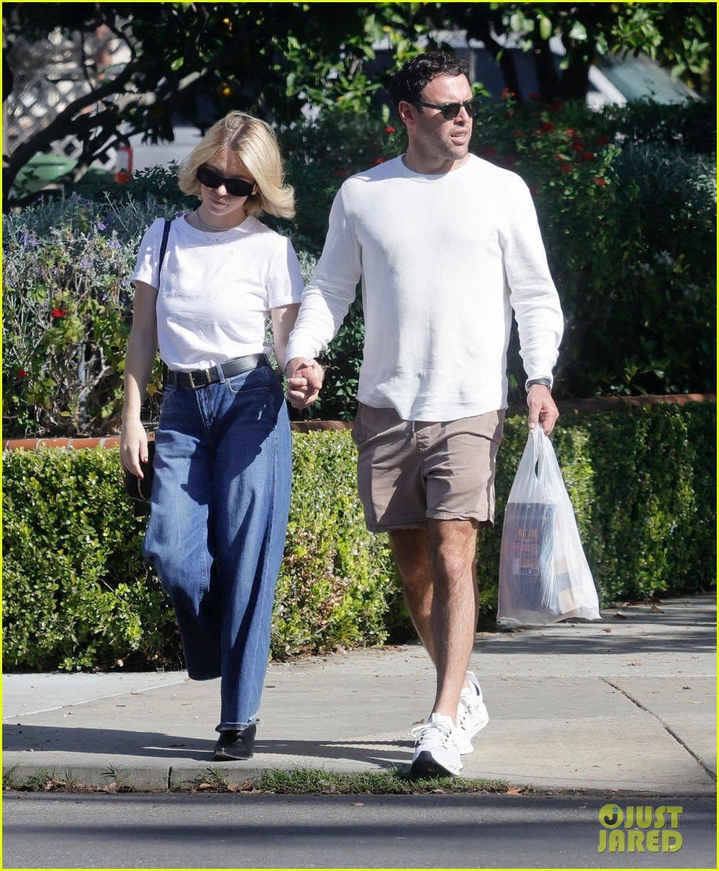 Sydney Sweeney & Boyfriend Scooter Braun Hold Hands on Stroll in ...