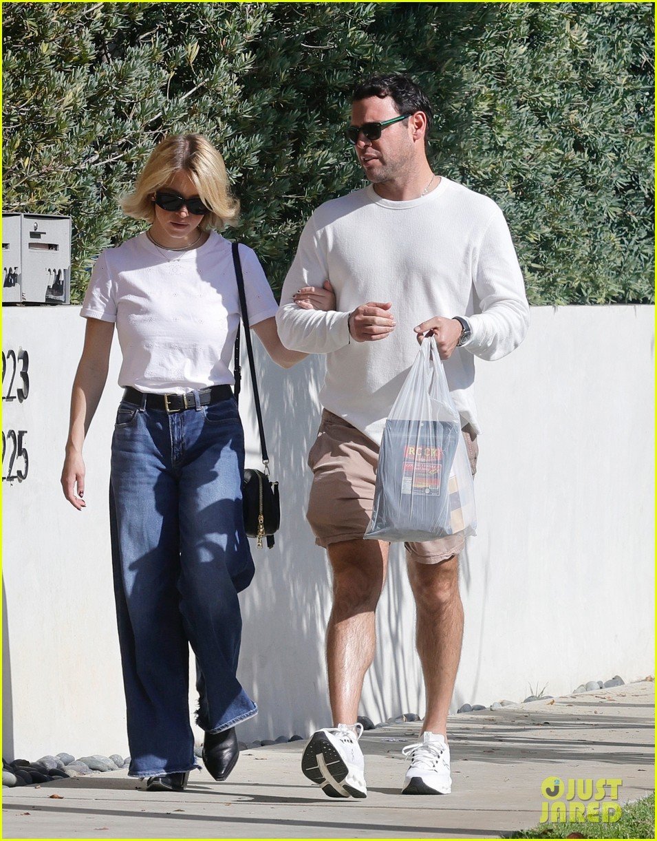 Sydney Sweeney & Boyfriend Scooter Braun Hold Hands on Stroll in ...