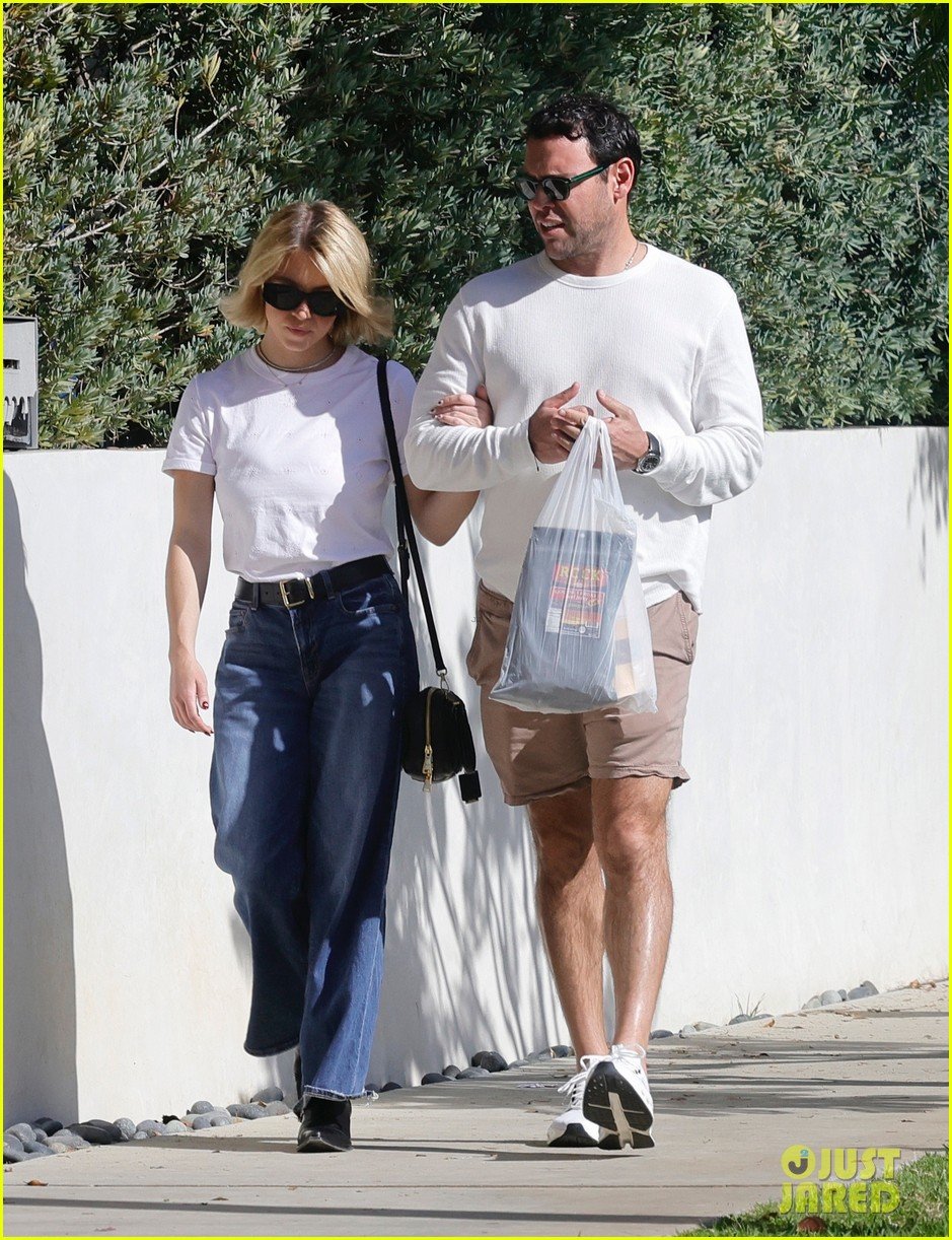 Sydney Sweeney & Boyfriend Scooter Braun Hold Hands on Stroll in ...