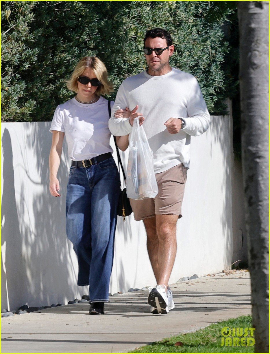 Sydney Sweeney & Boyfriend Scooter Braun Hold Hands on Stroll in ...