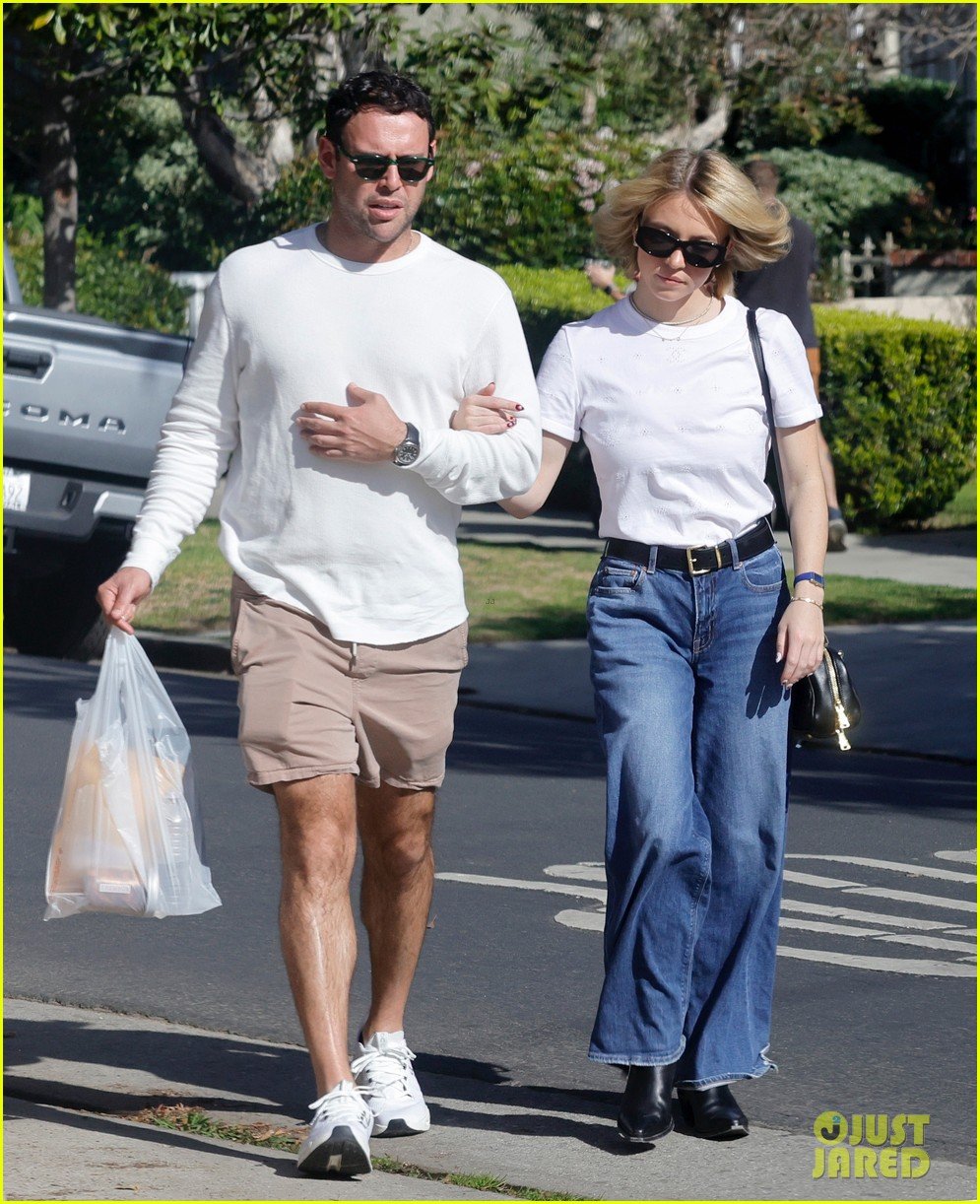 Sydney Sweeney & Boyfriend Scooter Braun Hold Hands on Stroll in ...