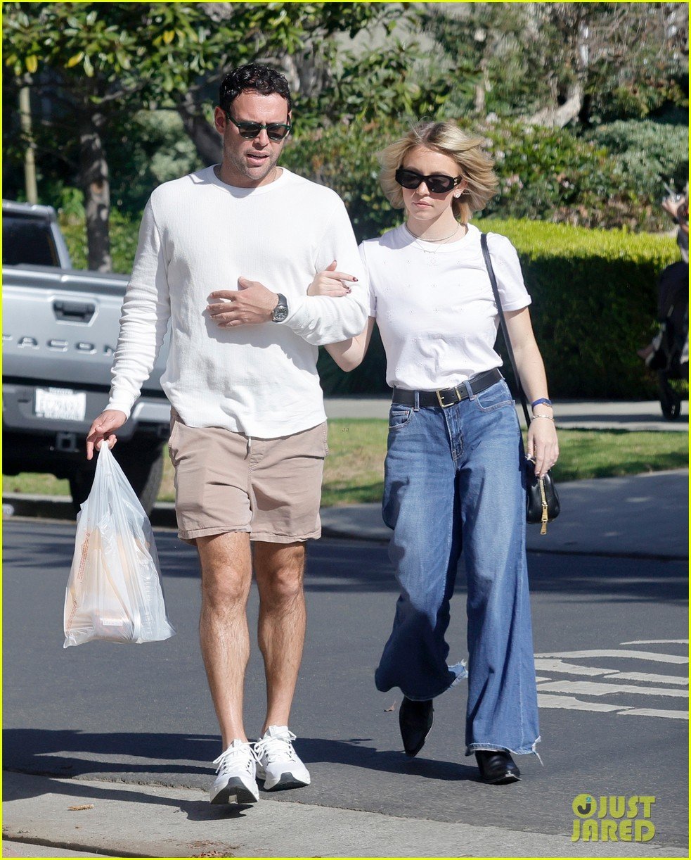 Sydney Sweeney & Boyfriend Scooter Braun Hold Hands on Stroll in ...