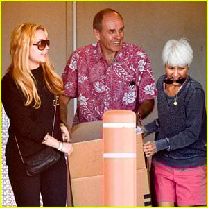 Amanda Bynes & Her Parents Pack Up Boxes at Storage Facility | Amanda ...