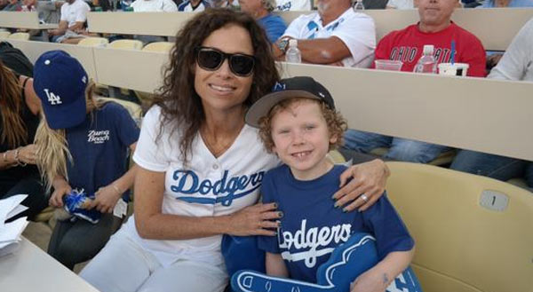 Minnie Driver Flubs National Anthem, Later Apologizes (Video) | Minnie ...