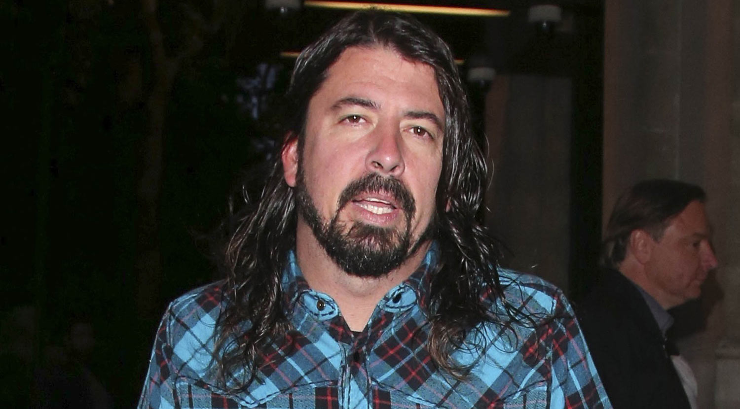 Dave Grohl Walks on Crutches After Injuring Leg in Concert | Dave Grohl ...