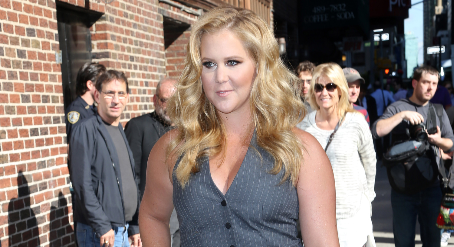 Amy Schumer Once Drunk-Ate Jake Gyllenhaal’s Frozen Cake | Amy Schumer ...