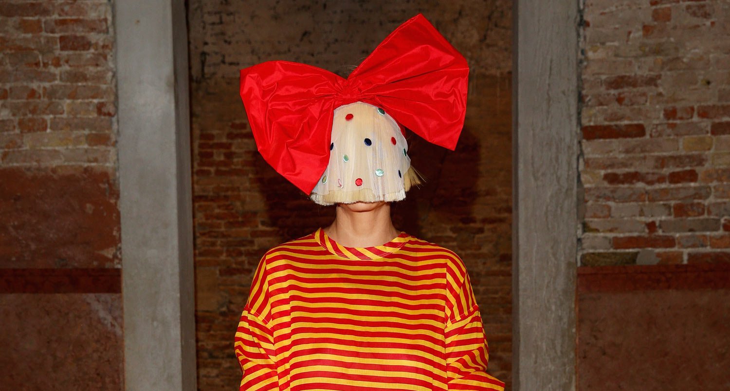 Sia Wears a Giant Bow & Polka-Dotted Face Mask in Venice | 2015 Venice ...