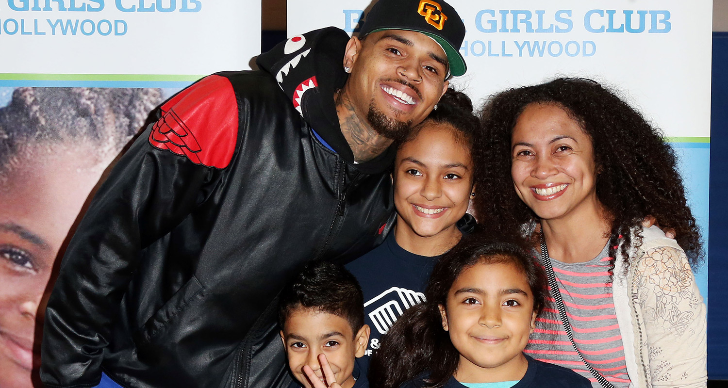 Chris Brown Hands Out Holiday Gifts at Boys & Girls Club of Hollywood ...