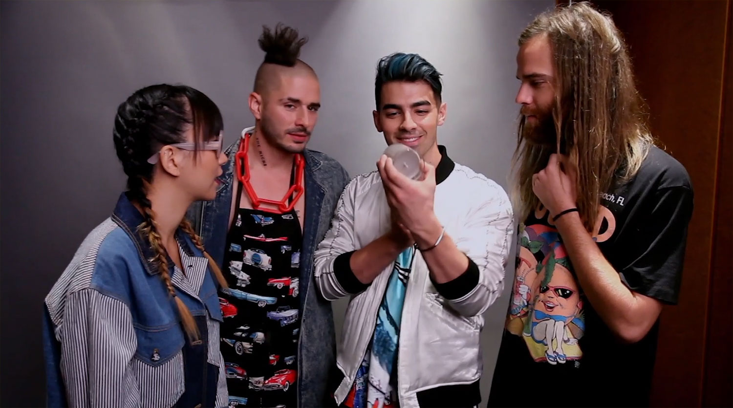 Celebs Guess Holiday Candle Names – Exclusive Video! | 2015 Jingle Ball ...