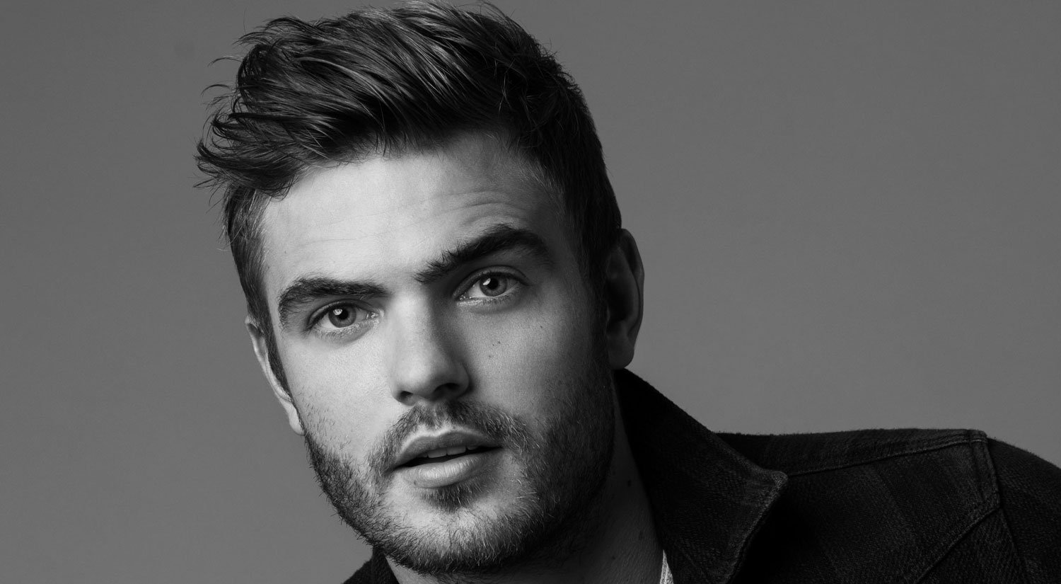 The 5th Wave’s Alex Roe Talks Filming His Own Stunts, His Celeb Crush ...