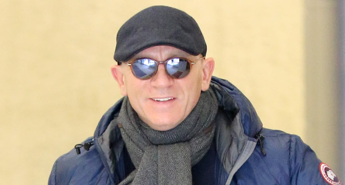 Daniel Craig Arrives Back Home with a Smile! | Daniel Craig | Celebrity ...