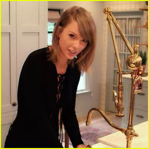 Watch Taylor Swift Answer Vogue’s 73 Questions in Her House! | Magazine ...