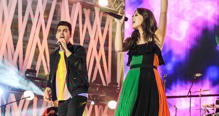 Hailee Steinfeld Sings With DNCE at iHeartRadio Pool Party | Bikini ...