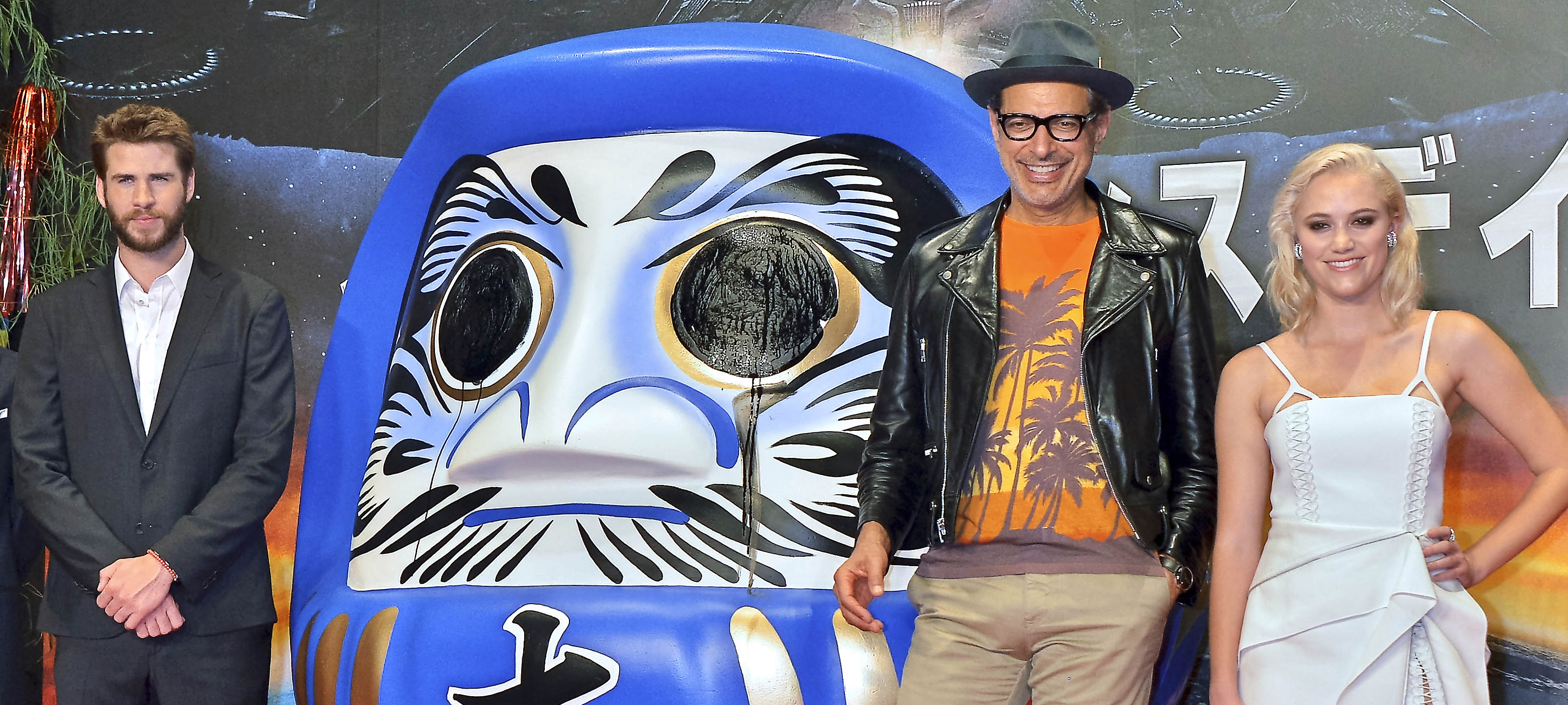 Liam Hemsworth & Maika Monroe Premiere ‘Independence Day: Resurgence ...