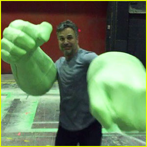 Mark Ruffalo Goofs Off with His Hulk Hands on ‘Thor: Ragnarok’ Set ...