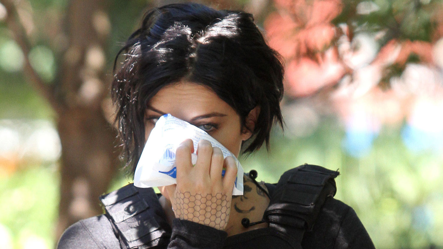 Jaimie Alexander Ices Her Broken Nose on ‘Blindspot Set’ | Blindspot ...