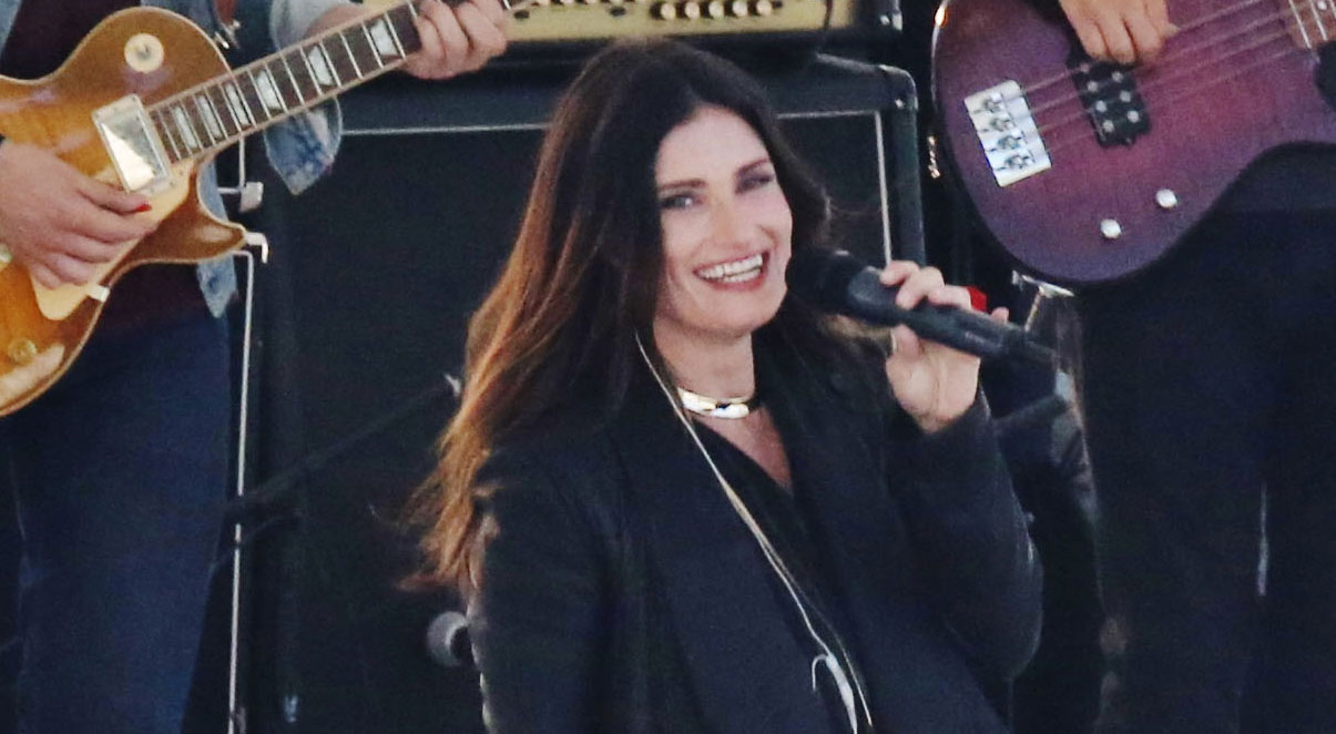 Idina Menzel Sings On the Set of ‘Beaches’ Remake | Idina Menzel ...