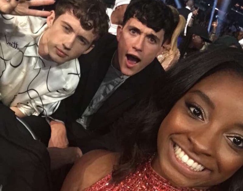 Troye Sivan & Boyfriend Jacob Bixenman Meet Simone Biles! | 2016 MTV ...
