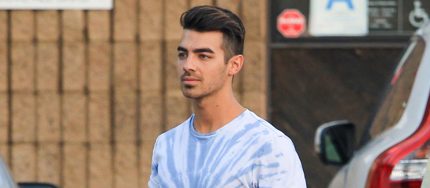 Joe Jonas Eats Burgers Shirtless for His Bandmate’s Birthday | Joe Jonas, Shirtless | Celebrity ...