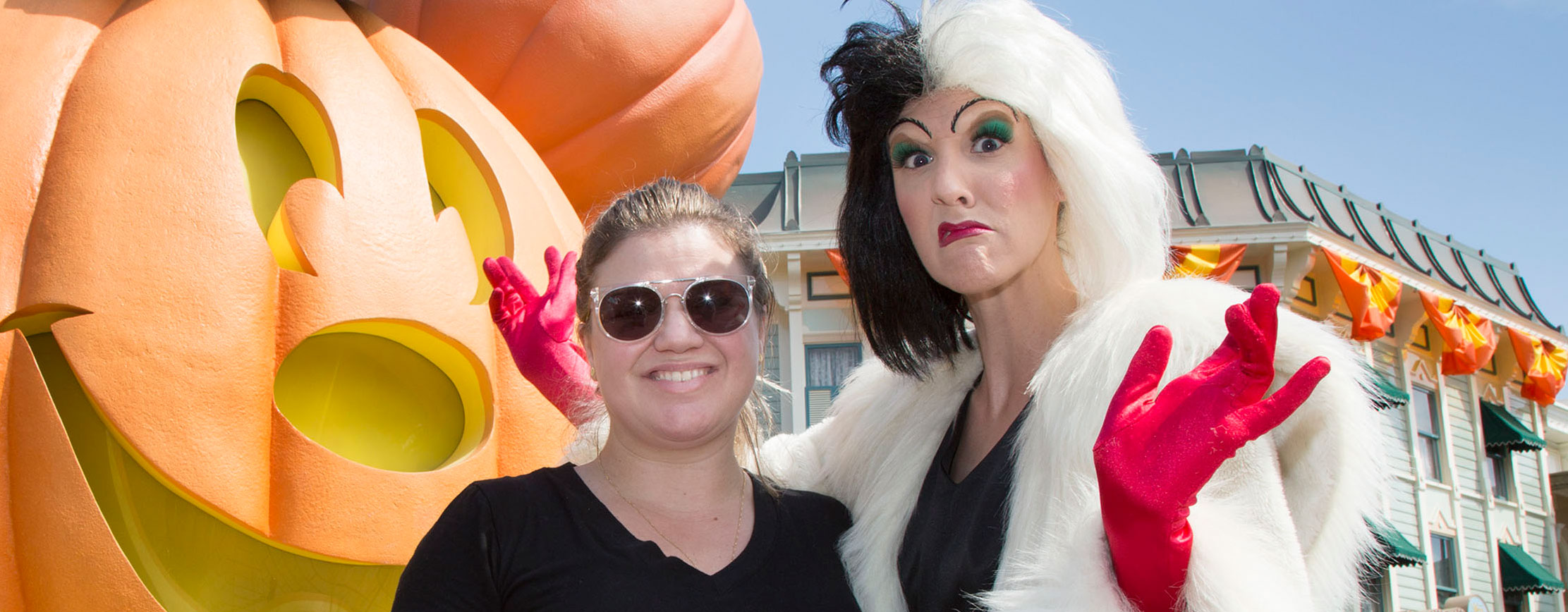 Kelly Clarkson Hangs With Cruella de Vil at Disneyland | Kelly Clarkson ...