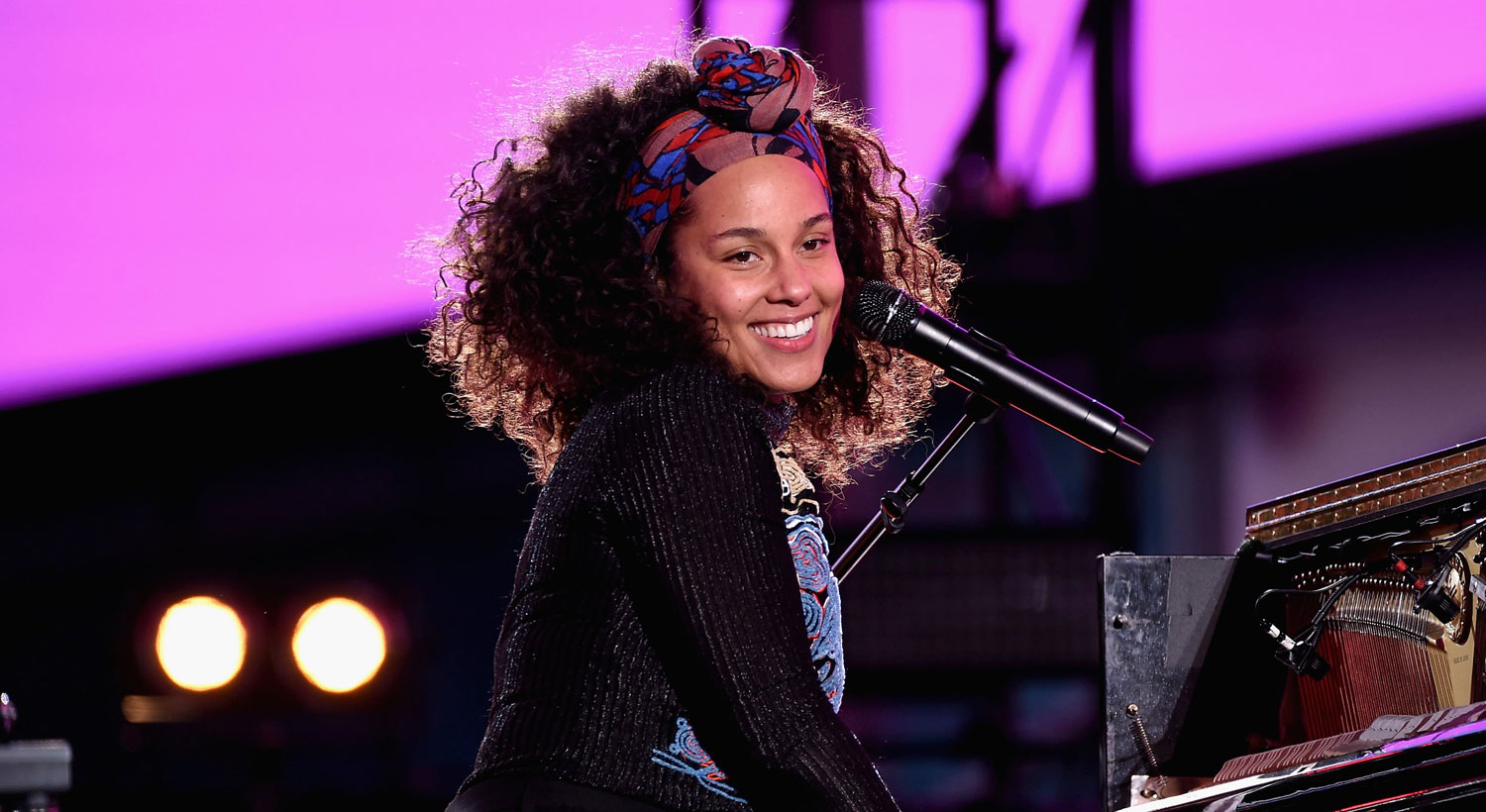 Alicia Keys & Jay Z Sing ‘Empire State of Mind’ Live in NYC’s Times ...