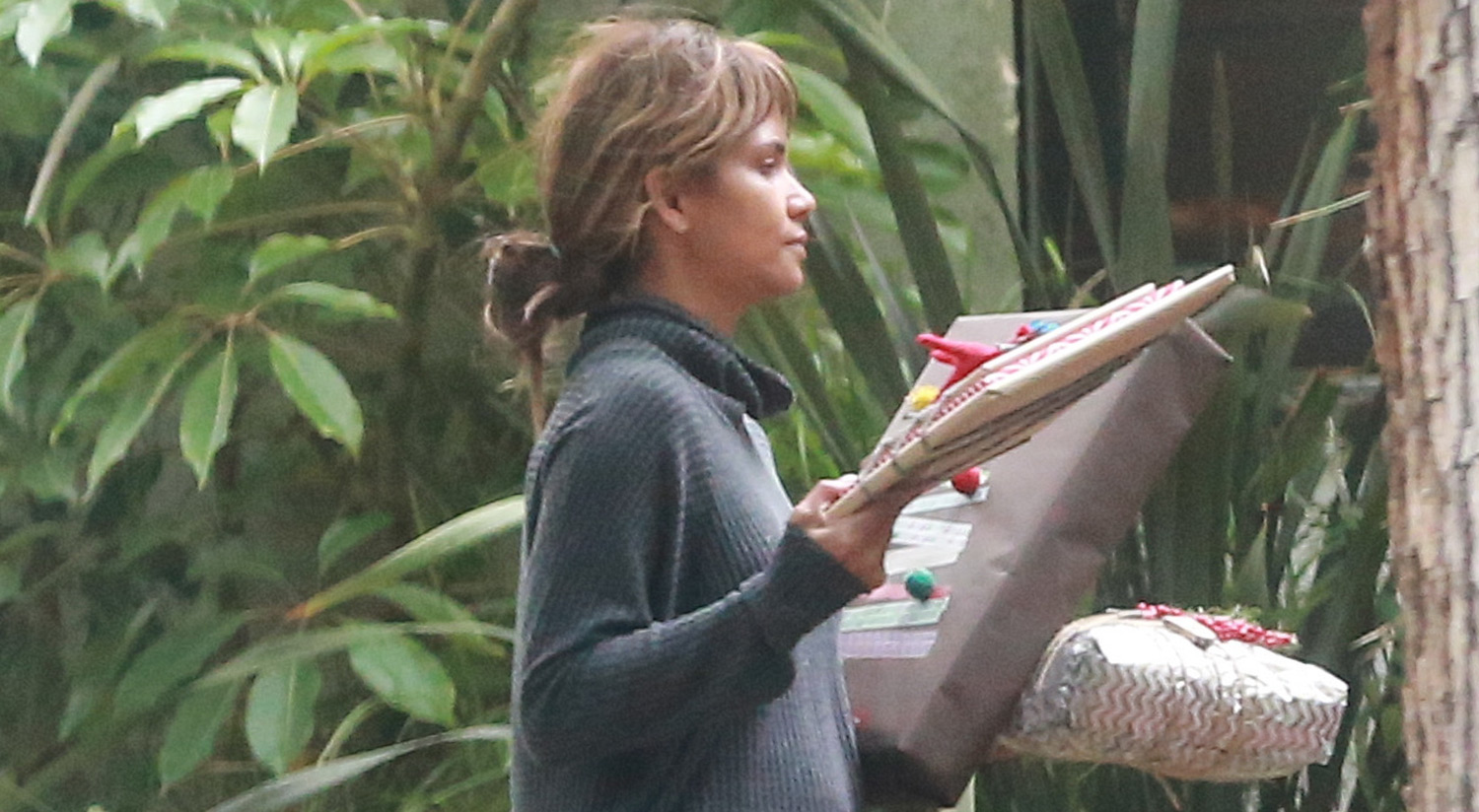 Halle Berry Plays Santa & Delivers Holiday Gifts to Friends! | Halle ...