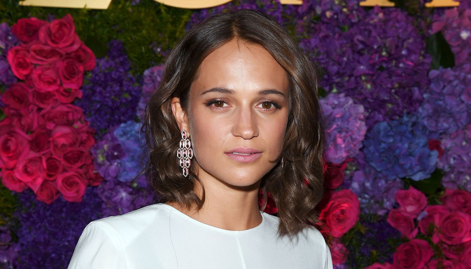 Alicia Vikander Might Get a Back Rub from Chrissy Teigen at the Oscars ...