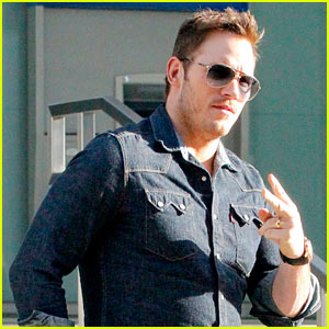 Chris Pratt Throws Up Peace Sign After Release of New ‘Guardians of the ...