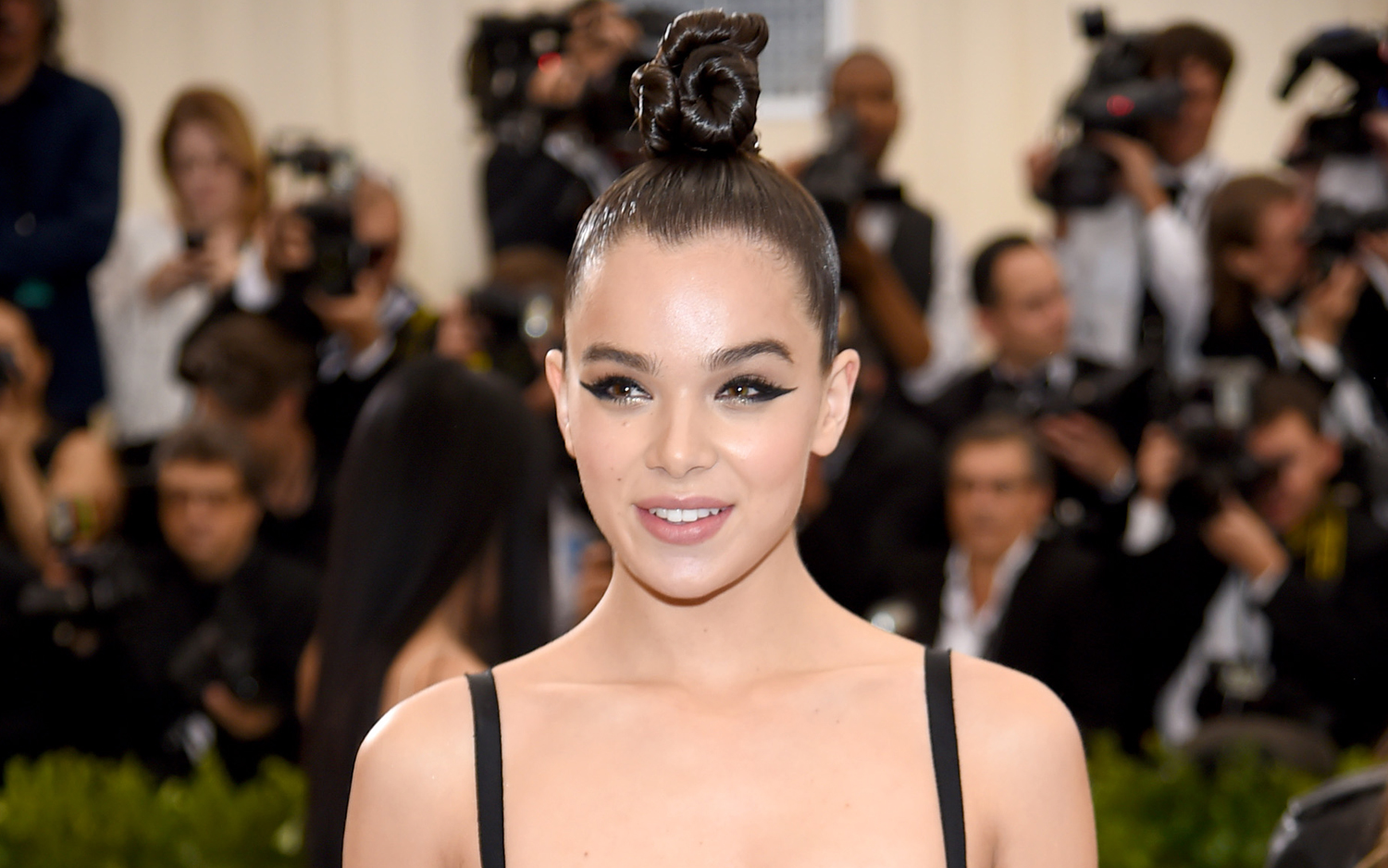 Hailee Steinfeld Shows Off Her Legs in Vera Wang at Met Gala 2017 ...