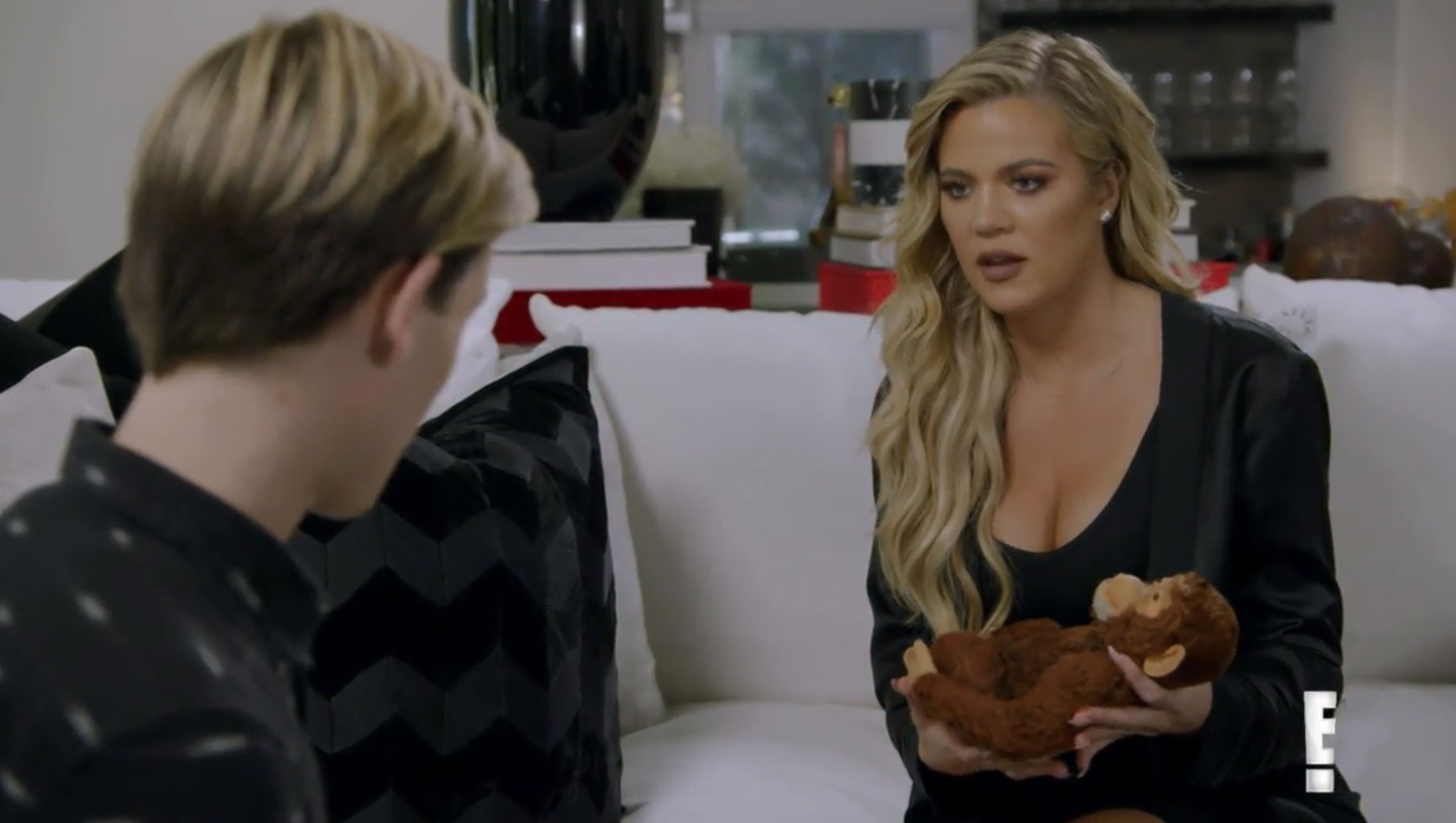 Khloe Kardashian Tries to Connect to Late Father on ‘Hollywood Medium With Tyler Henry’ (Video ...