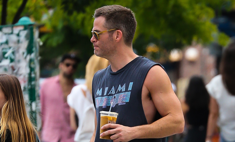 Chris Pine Puts His Steve Trevor Muscles on Display in NYC! | Chris ...