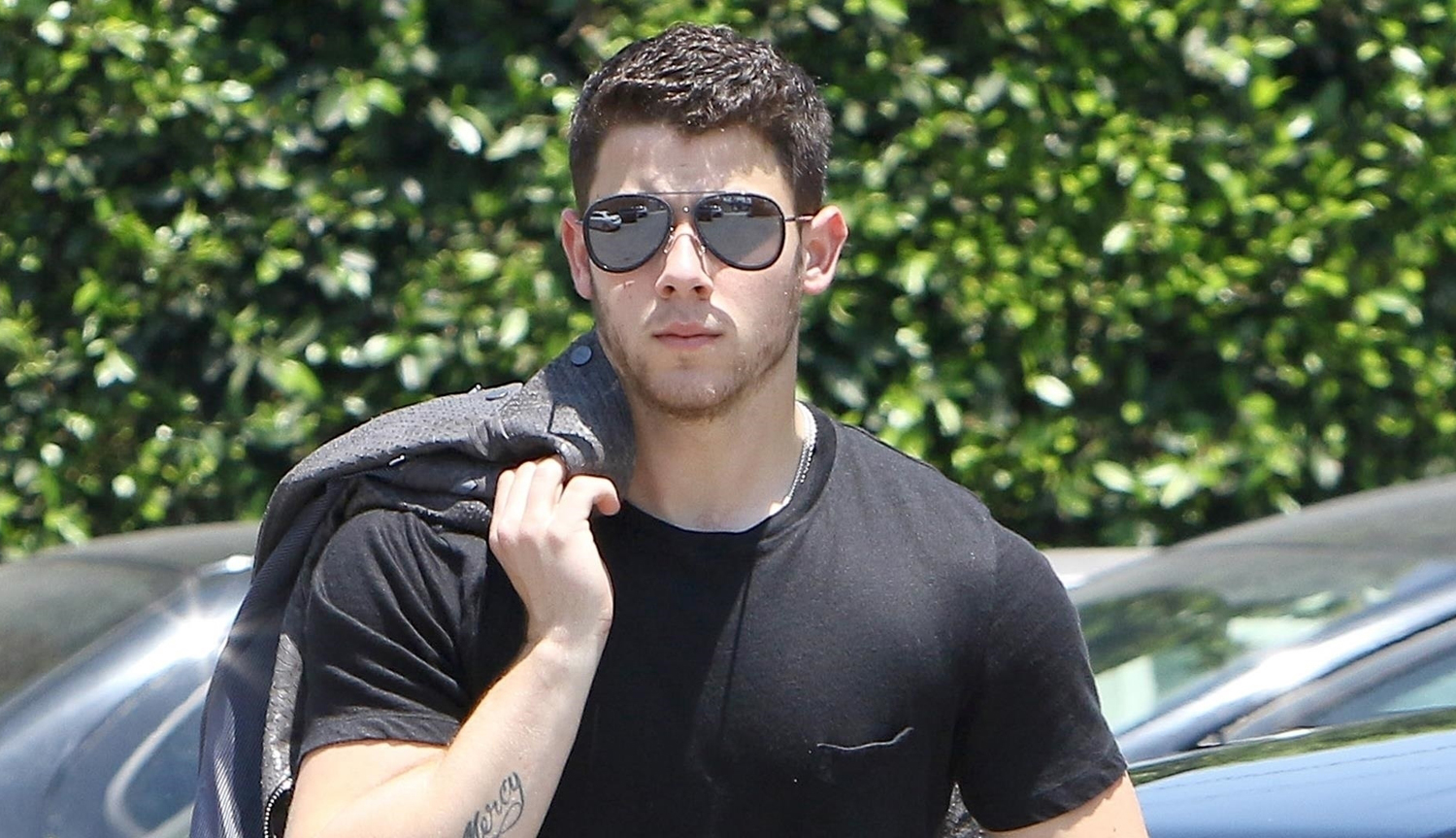Nick Jonas Shows Off His Buff Arms in Hollywood | Nick Jonas ...