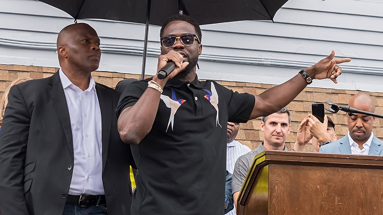 Kevin Hart Receives Mural in His Honor in Hometown of Philly | Kevin ...