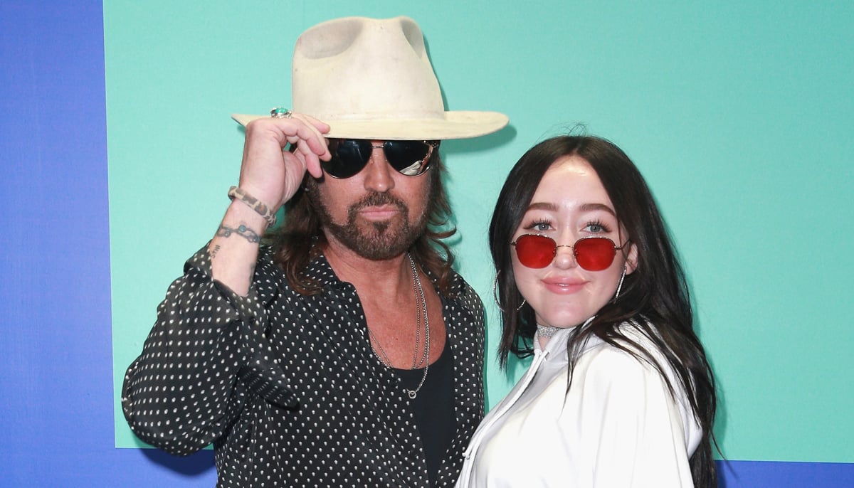 Noah Cyrus & Dad Billy Ray Cyrus Pose Together at MTV VMAs 2017 | 2017 ...