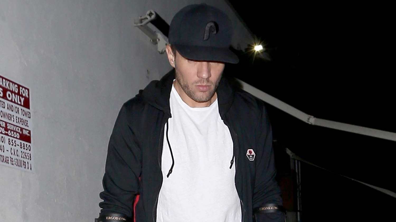 Ryan Phillippe Walks on Crutches After Breaking His Leg | Ryan ...