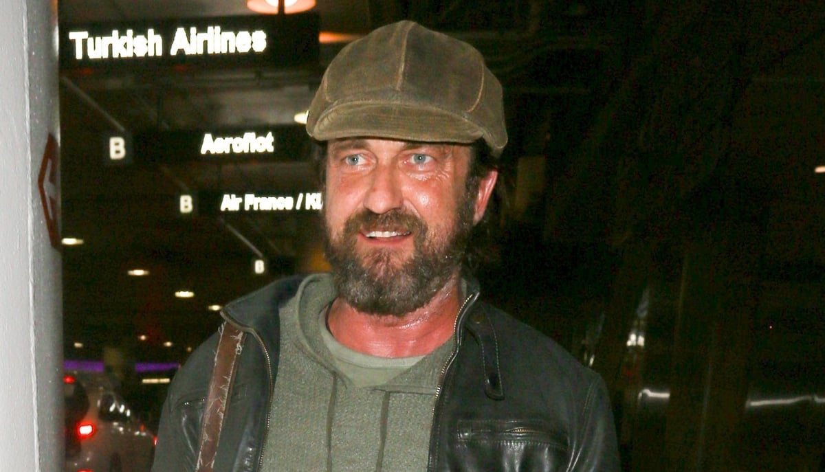 Gerard Butler Signs Some Autographs for His Fans | Gerard Butler ...