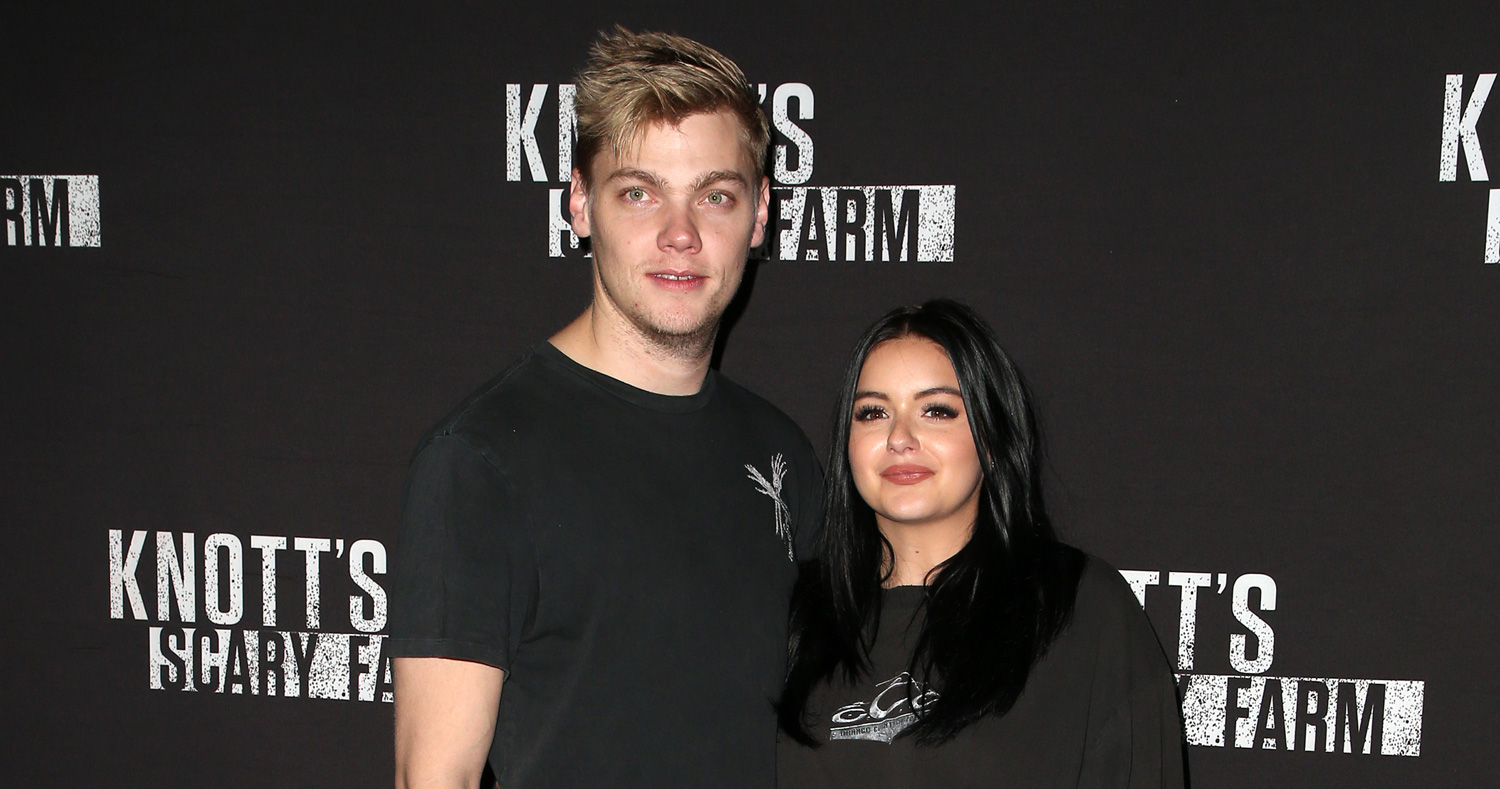 Ariel Winter & Levi Meaden Share a Kiss at Knott’s Scary Farm | Ariel ...