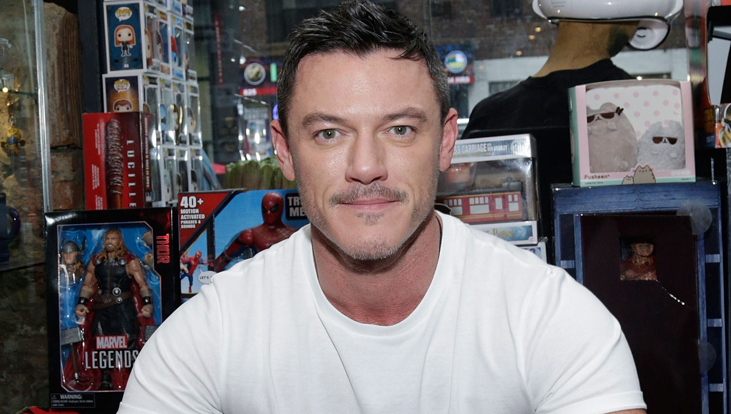 Luke Evans Works on His Back Muscles in Shirtless Workout Video! | Luke ...