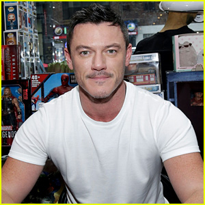 Luke Evans Works on His Back Muscles in Shirtless Workout Video! | Luke ...
