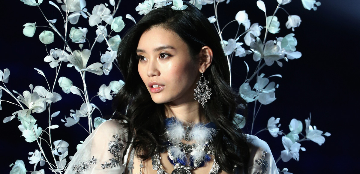Model Ming Xi Falls on Victoria’s Secret Fashion Show Runway & It Was ...