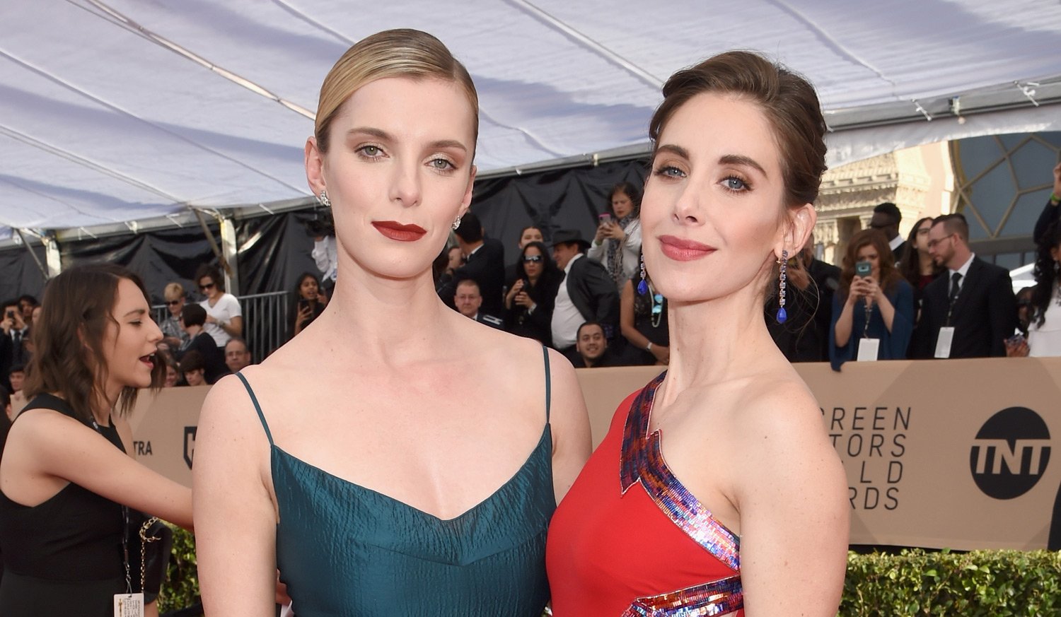 Alison Brie, Betty Gilpin, & ‘GLOW’ Cast Gather at SAG Awards 2018 ...
