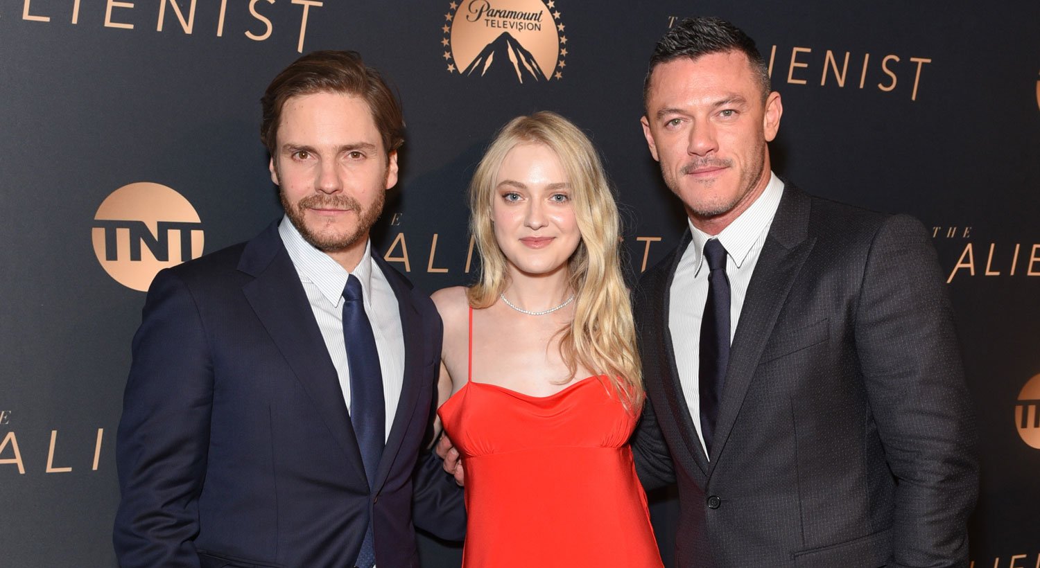 Luke Evans, Dakota Fanning, & Daniel Bruhl Premiere ‘The Alienist’ in ...
