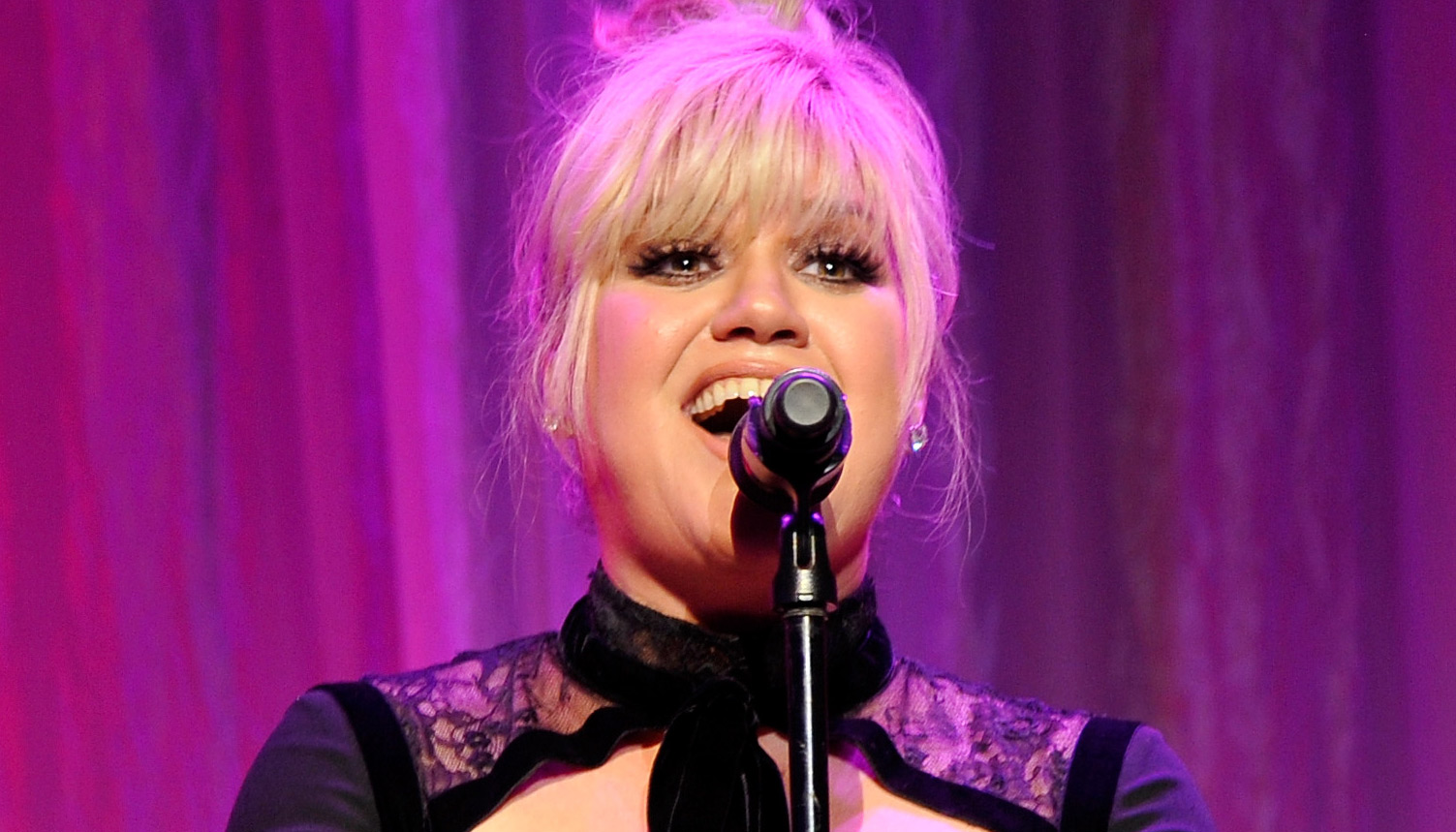 Kelly Clarkson Performs at Taste for a Cure Gala in Beverly Hills ...