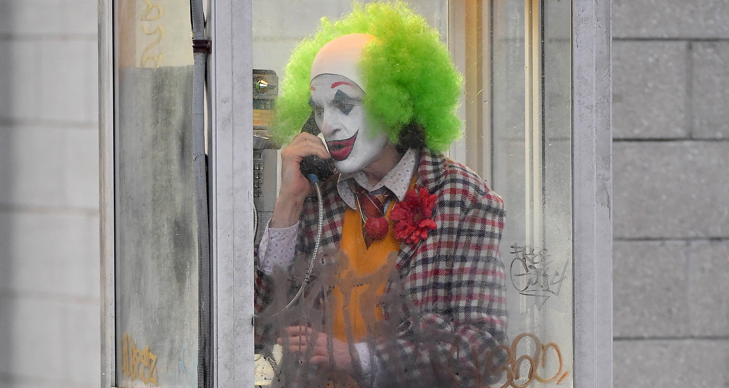 Joaquin Phoenix Dresses in Full Joker Clown Costume for Phone Booth ...