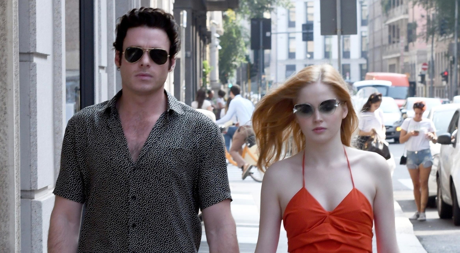 Richard Madden & Girlfriend Ellie Bamber Hold Hands During Milan ...