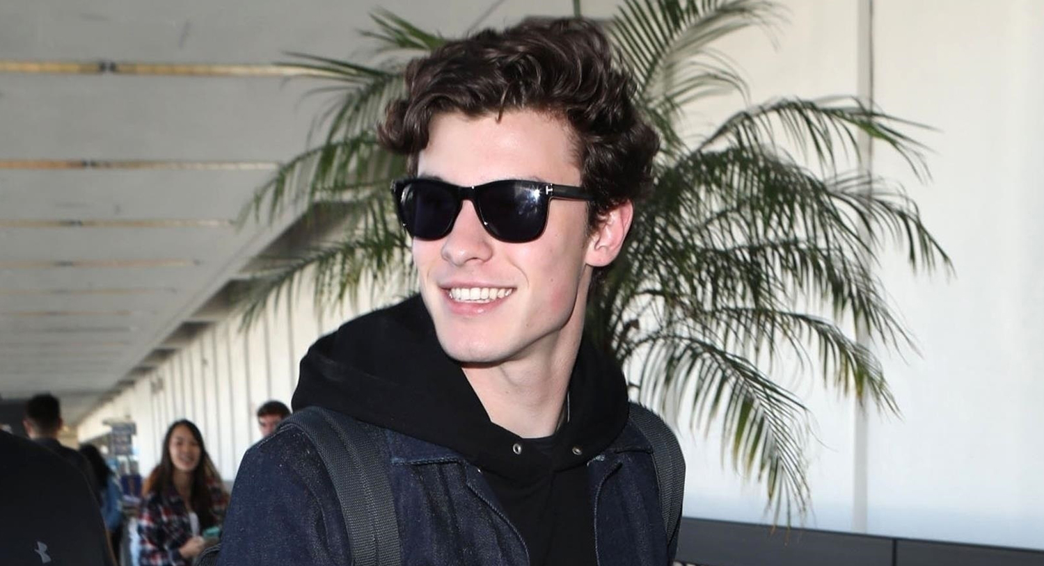 Shawn Mendes is All Smiles Jetting Out of LAX | Shawn Mendes ...
