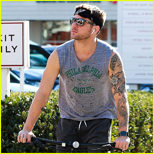 Ryan Phillippe Flaunts His Arm Muscles During Bike Ride in LA! | Ryan ...