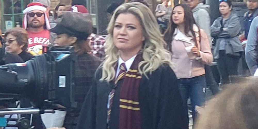 Kelly Clarkson Films at the Wizarding World of Harry Potter in ...