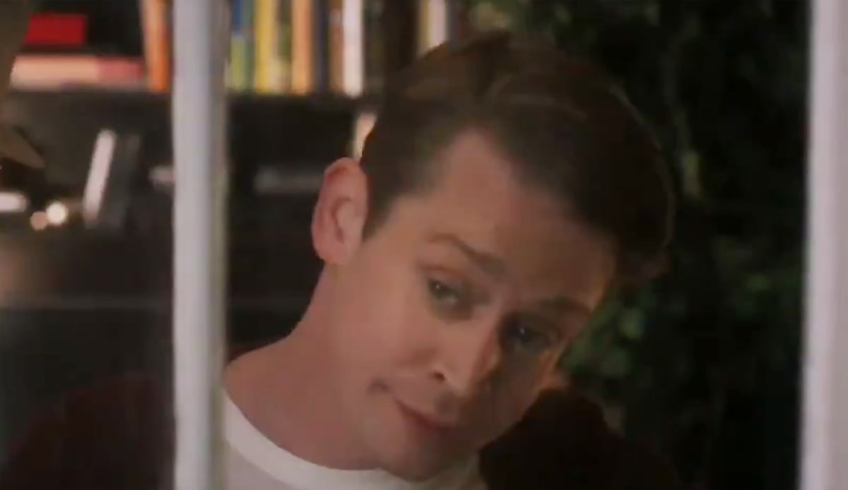 Macaulay Culkin Recreates Iconic ‘Home Alone’ Scenes as an Adult (Video ...
